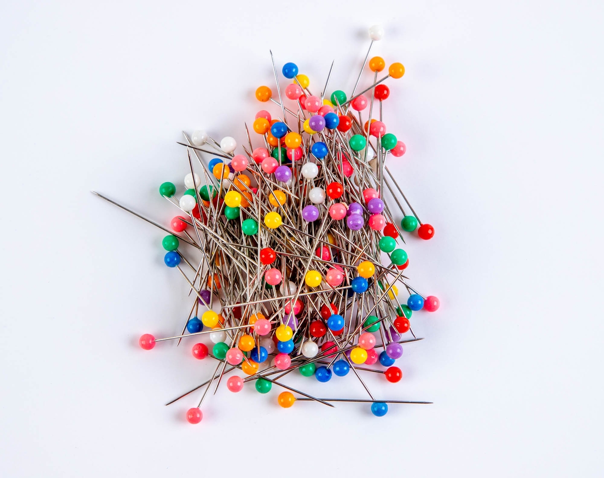 Classmates Plastic Head Pins - Pack of 200 | PH180992 | Philip Harris